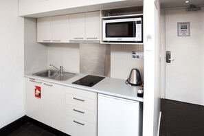 Estúdio luxo | Cozinha americana privada | Geladeira, micro-ondas, cooktop, chaleira elétrica