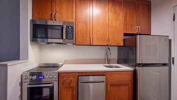 Geladeira, micro-ondas, cooktop, lava-louças