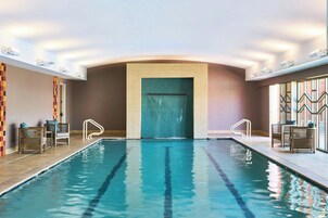 Piscina interior, piscina exterior, espreguiçadeiras 