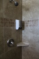 Budget Room, 1 Queen Bed, Non Smoking | Comodidades da casa de banho | Artigos de higiene pessoal grátis, um secador de cabelo 