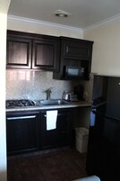 Deluxe Family Suite with 3 Queen Beds & Kitchenette, Non Smoking | Cozinha americana privada | Cafeteira/chaleira