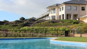 Um edifício residencial moderno com piscina.