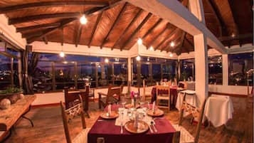 Serviço de café da manhã, culinária local, restaurante ao ar livre