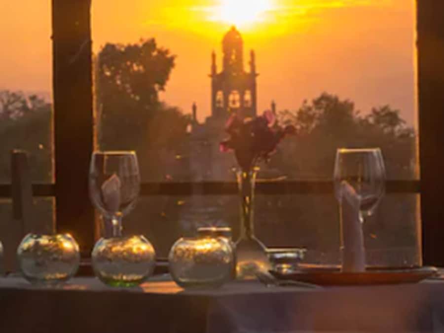 Pequenos-almoços servidos, com espaço para refeições ao ar livre