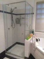Apartamento Executivo, 1 quarto, não fumadores, cozinha (CUMBERLAND EXEC SPA SUITE) | Casa de banho | Artigos de higiene pessoal grátis, um secador de cabelo 