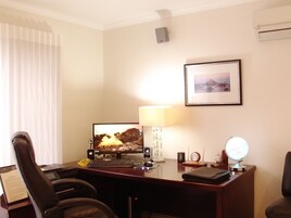 Apartamento Executivo, 1 quarto, não fumadores, cozinha (CUMBERLAND EXEC SPA SUITE) | Sala de estar | Televisor LCD, leitor de DVD 