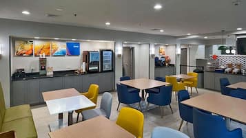 Café da manhã para viagem grátis todos os dias