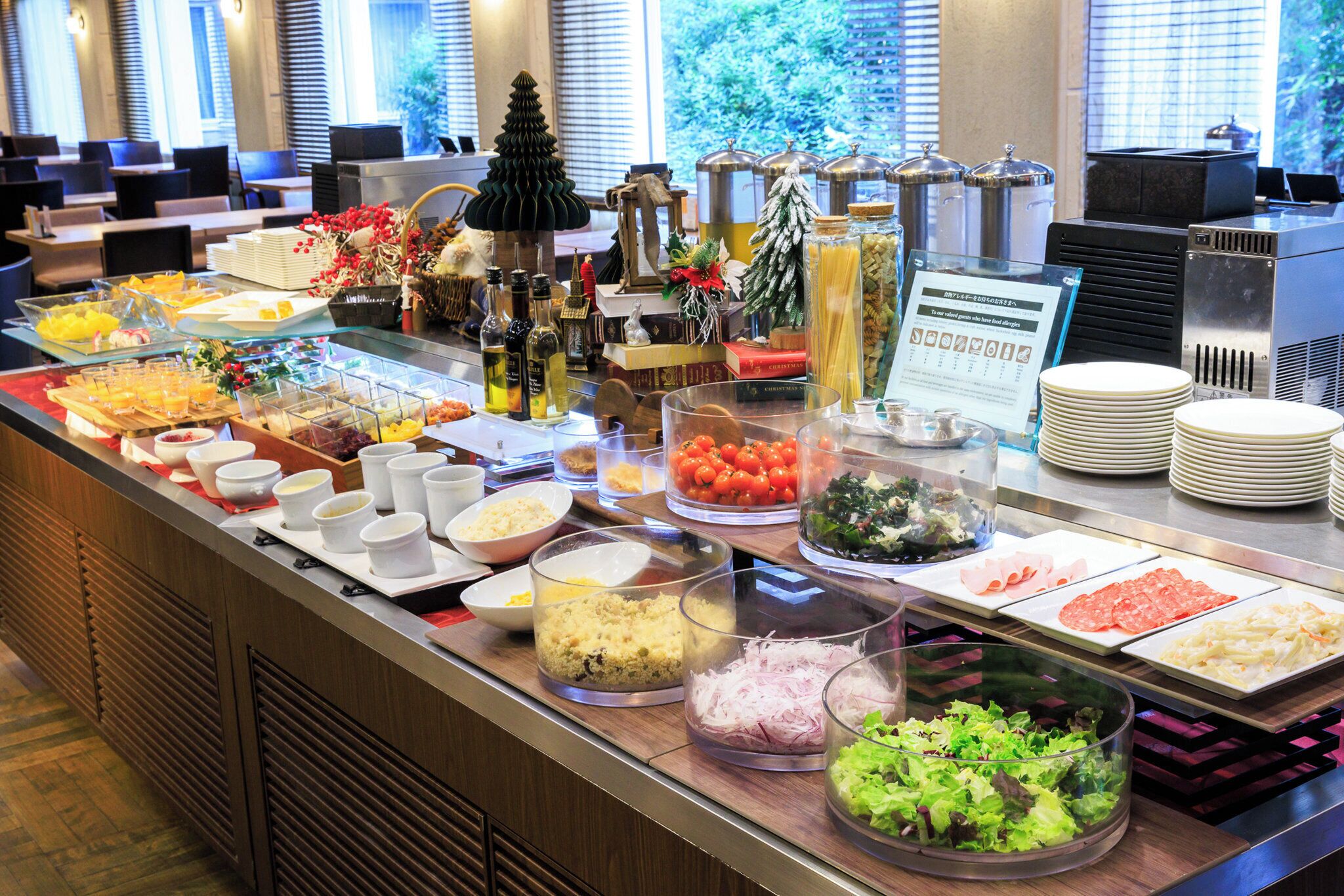 Buffet com diversos alimentos e acompanhamentos.