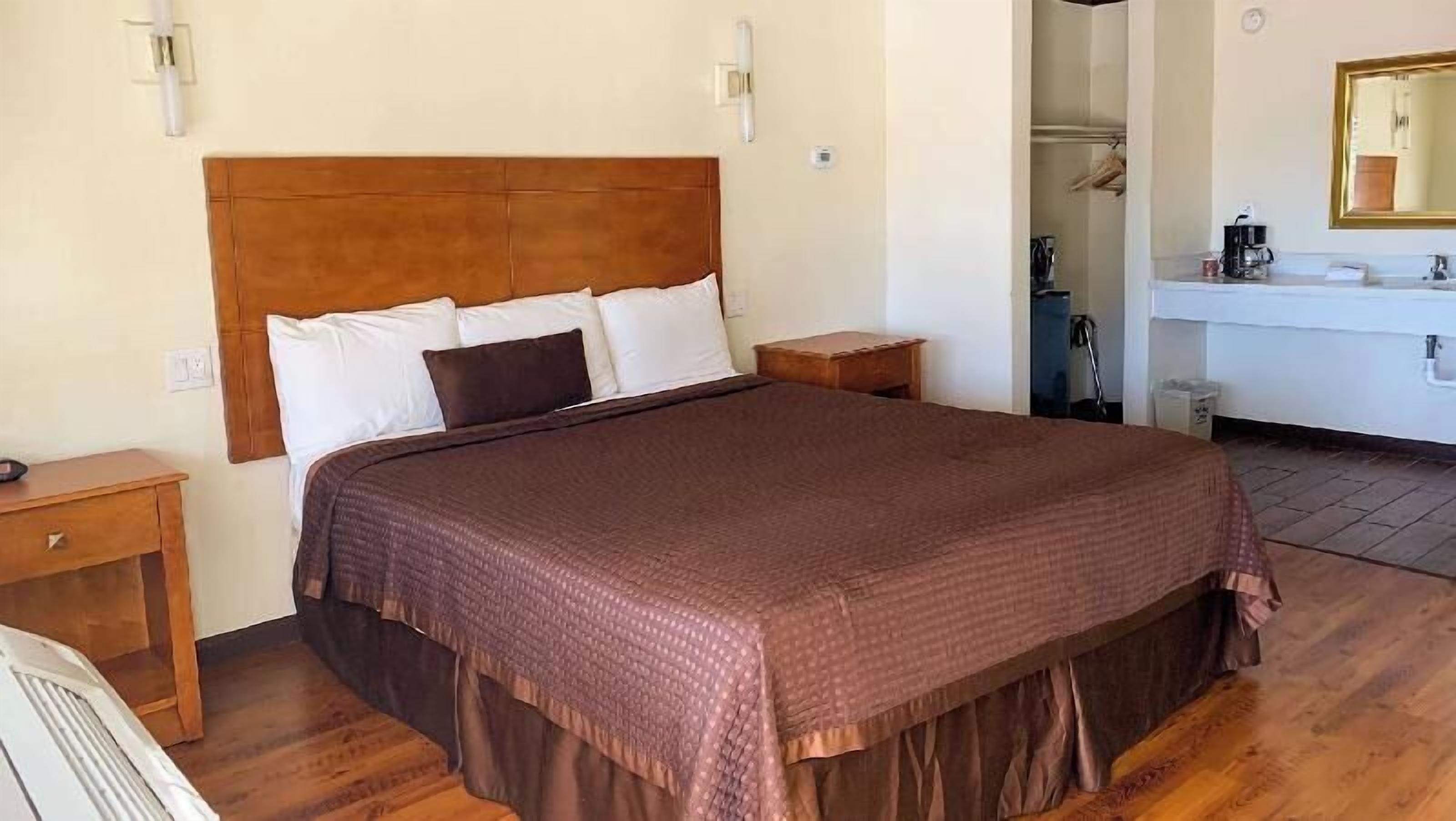 Secretária, cortinas/cortinados opacos, ferro/tábua de engomar 