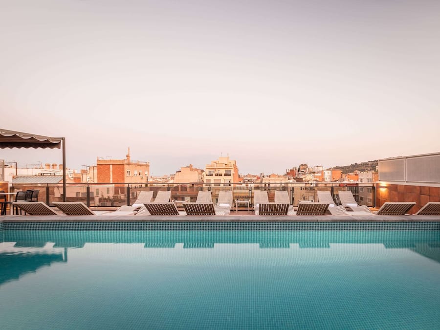 Piscina externa, funciona das 10h às 21h, espreguiçadeiras