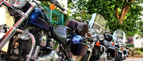 Uma fileira de motocicletas estacionadas.