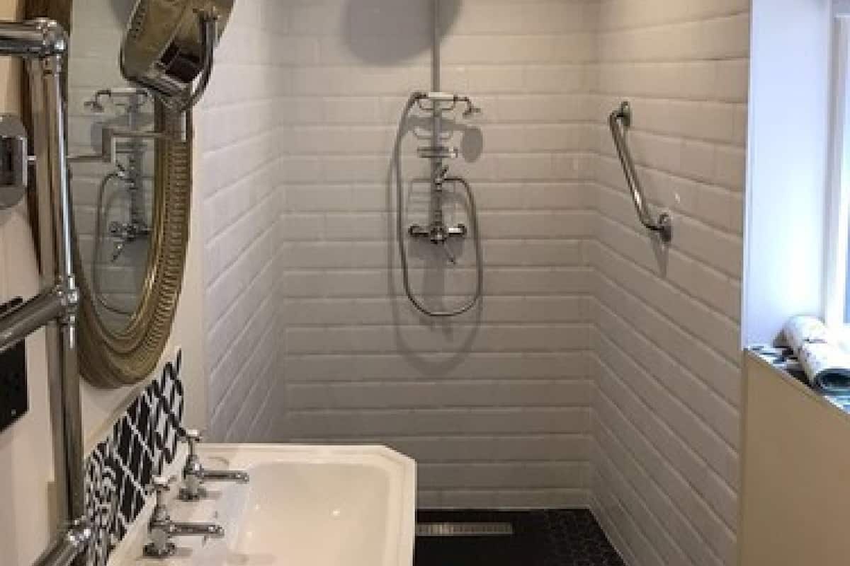 Casa de banho | Produtos de higiene exclusivos, um secador de cabelo, roupões, chinelos