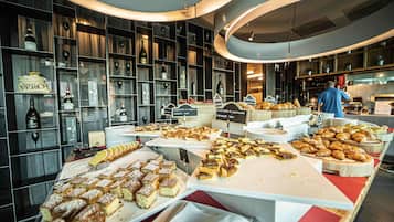 Café da manhã com buffet todos os dias (EUR 10 por pessoa)