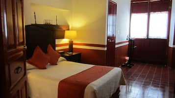 Cofre no quarto, ferro/tábua de engomar