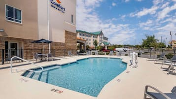 Piscina exterior, guarda-sóis, espreguiçadeiras