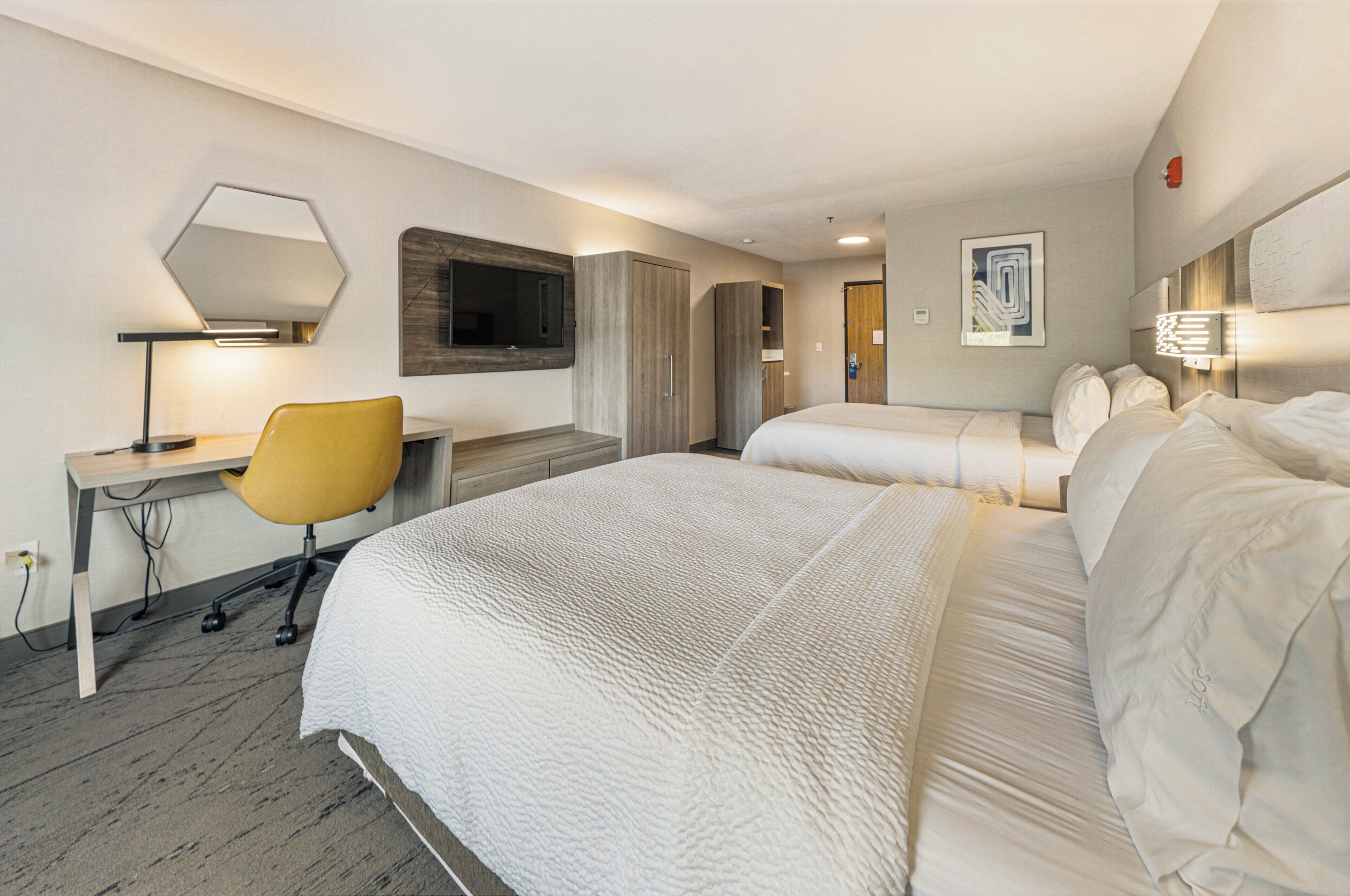 Cofre no quarto, com decoração personalizada, secretária 