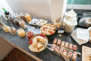 Pequeno-almoço continental diário (12 EUR por pessoa) 