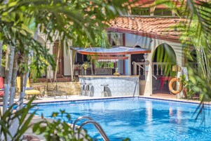 2 piscinas exteriores, espreguiçadeiras
