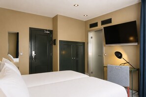 Quarto casal superior, terraço | Cofres nos quartos, escrivaninha, cortinas blackout, roupa de cama
