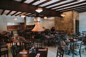 2 restaurantes: opção de café da manhã, almoço e jantar