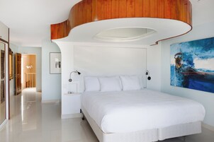 Penthouse Suite, 2 Kings 1 Queen | Cofre no quarto, secretária adequada para computadores portáteis