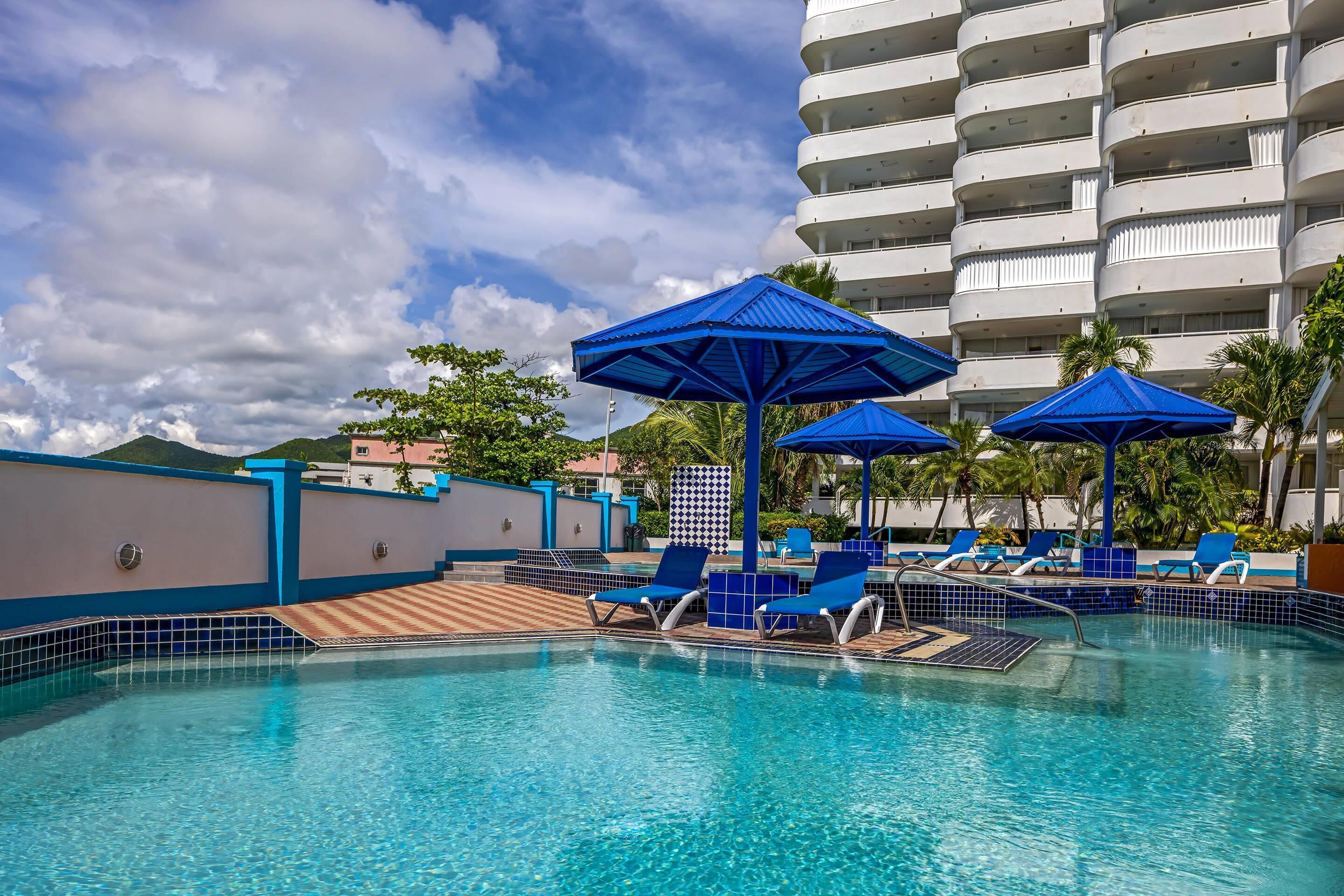 Piscina externa, funciona das 6h30 às 18h30, espreguiçadeiras