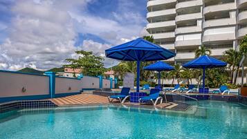 Piscina externa, funciona das 6h30 às 18h30, espreguiçadeiras