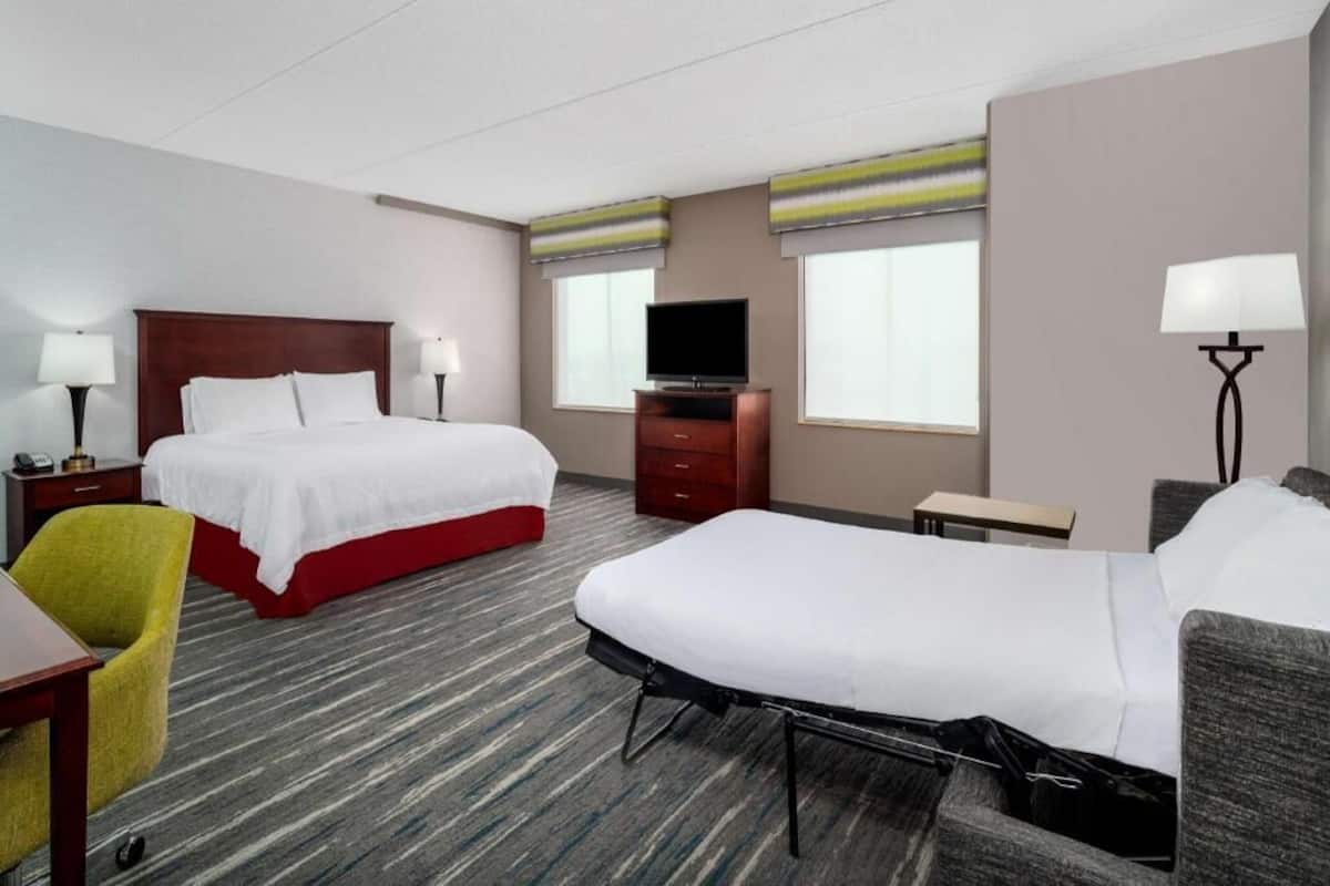 Roupas de cama premium, cofres nos quartos, escrivaninha