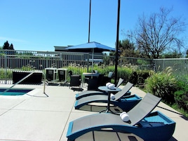 Terraço com espreguiçadeiras