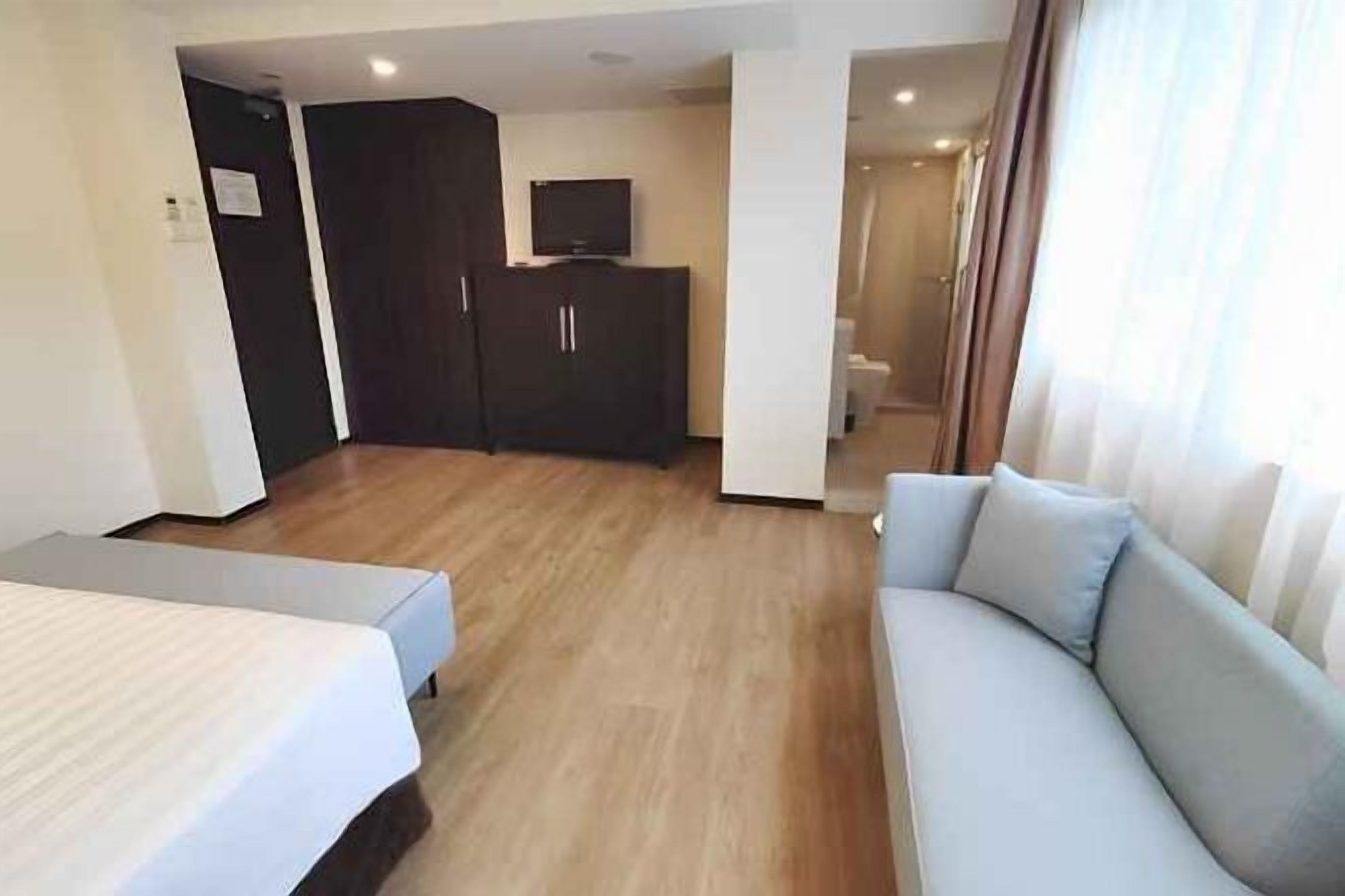 Minibar, cofre no quarto, secretária, quartos insonorizados 