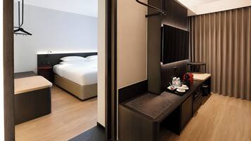 Quarto Familiar | Minibar, cofre no quarto, ferro/tábua de engomar, Wi-fi grátis