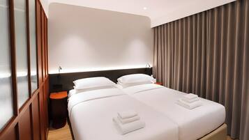 Quarto Twin Deluxe | Minibar, cofre no quarto, ferro/tábua de engomar, Wi-fi grátis