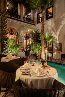 2 restaurantes, que servem almoços, jantares, também cozinha marroquina 