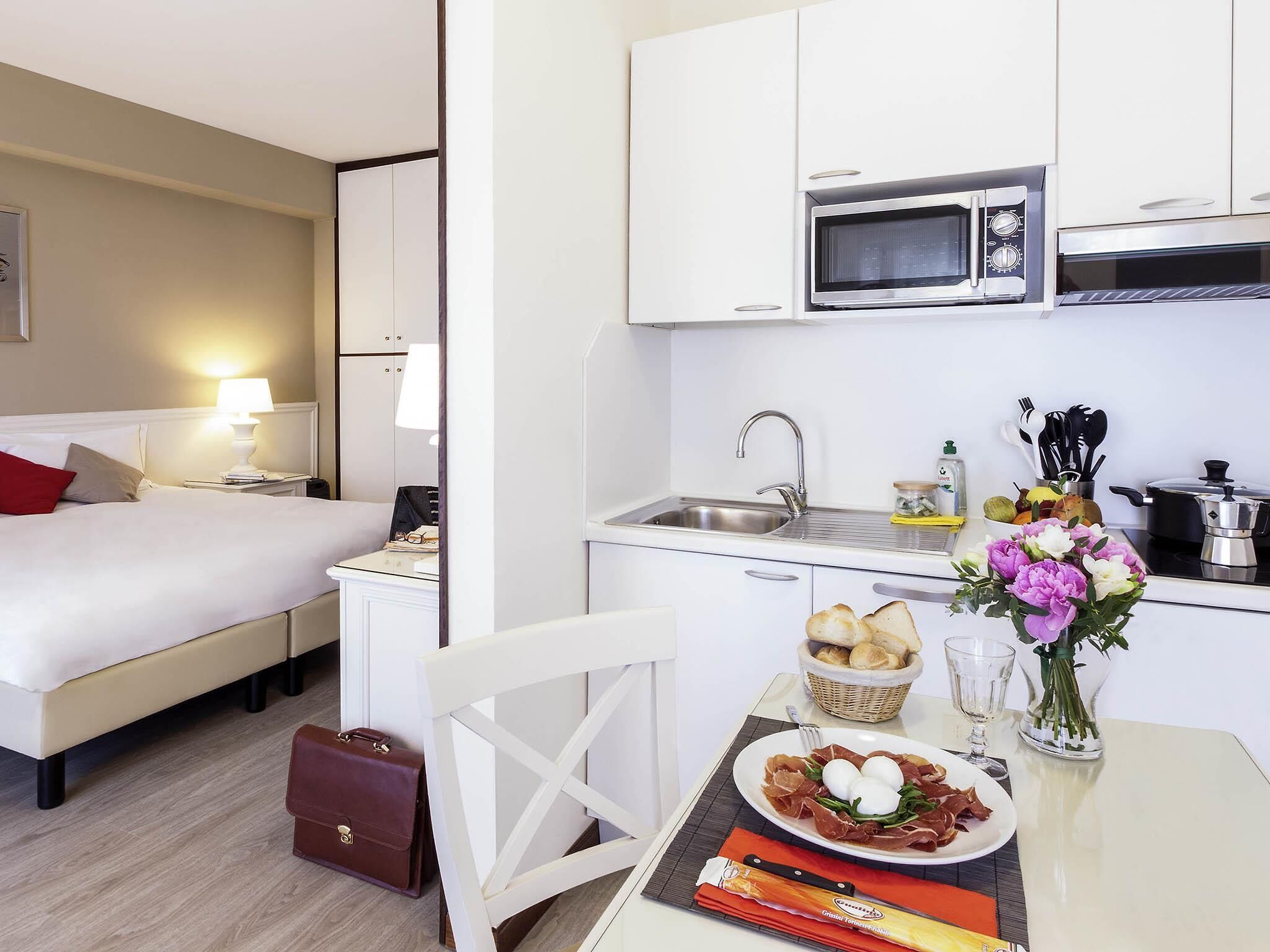 Estúdio, 1 cama de casal | Cofre no quarto, secretária, quartos insonorizados 