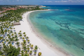 Praia particular, areia branca, toalhas de praia 