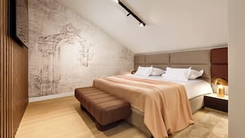 Quarto moderno com teto inclinado, uma cama grande com cabeceira, um banco e uma parede com desenhos arquitetônicos.