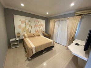 Quarto Duplo Premium | Minibar, cofre no quarto, secretária