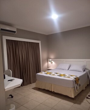 Quarto casal luxo | 1 quarto, frigobar, cofres nos quartos, escrivaninha