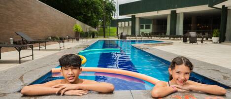 Piscina externa, espreguiçadeiras