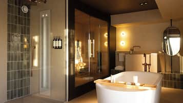 Royal Sauna Suite with large terrace and sunshower ( Including Spa Access) | Casa de banho | Artigos de higiene pessoal grátis, um secador de cabelo, roupões