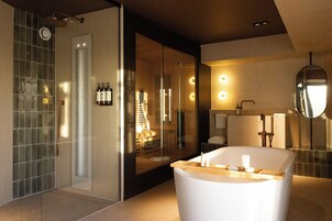 Royal Sauna Suite with large terrace and sunshower ( Including Spa Access) | Banheiro | Produtos de toalete grátis, secador de cabelo, roupões de banho 