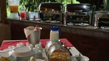 Café da manhã com pratos da culinária local grátis todos os dias