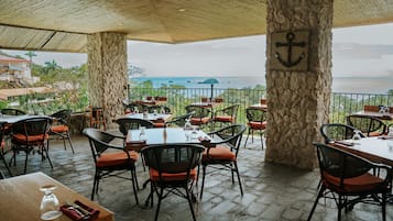 Pequenos-almoços, almoços, jantares servidos, com vista para o oceano