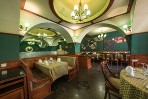 3 restaurantes, cozinha internacional 