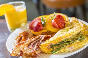 Pequeno-almoço tipo buffet diário mediante uma taxa 