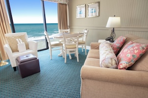 Quarto Executivo, 1 quarto, vista para o oceano, junto ao mar | Sala de estar | Televisor de ecrã plano de 42 polegadas com canais por cabo, televisor