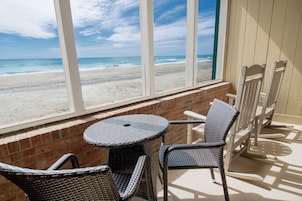 Quarto Duplo de Luxo, 2 camas queen-size, vista para o oceano, junto ao mar | Vista para a praia ou o mar