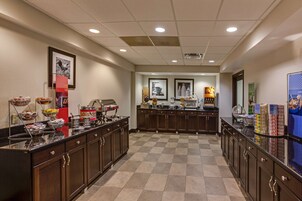 Café da manhã com buffet grátis todos os dias