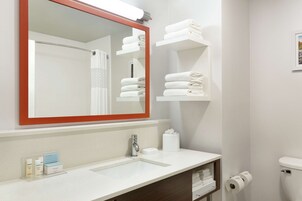 Quarto, 2 camas queen-size, não fumadores, frigorífico e micro-ondas | Casa de banho | Uma combinação polibã/banheira, um secador de cabelo 