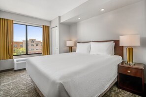 Roupas de cama premium, escrivaninha, espaço de trabalho para notebook